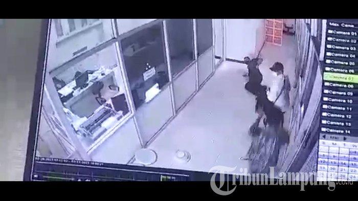 Detik-detik Perampokan Bank di Lampung Terekam CCTV, Momen Pelaku ...