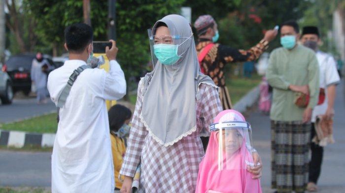 FOTO Jemaah Sholat Idul Adha 2020 di PKOR Way Halim Jalankan Protokol ...