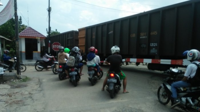 Tips Aman Lewat di Perlintasan Kereta Api - Tribunlampung.co.id
