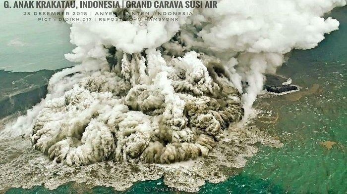 Nelayan Lampung Selamat dari Tsunami saat Melaut: Gunung Terbelah Dua ...