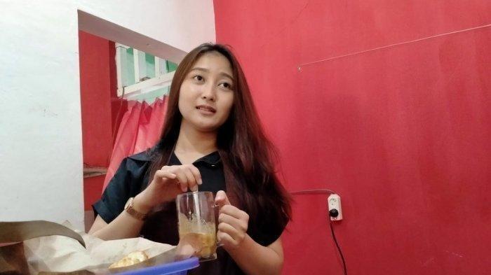 Fakta di Balik Viral Pramugari Cantik Jualan Kopi di Tikungan ... Fakta di Balik Viral Pramugari Cantik Jualan Kopi di Tikungan ...