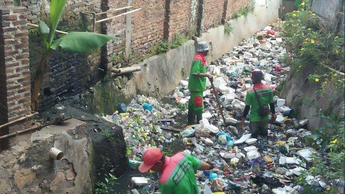 Pemkot Sediakan Kontainer dan Satgas Atasi Sampah di Kali Pelangi Gang ...