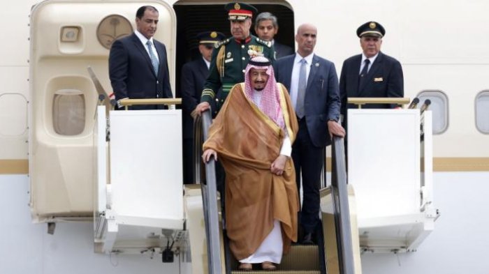 Terlihat Sederhana, Harga Jubah Bisht yang Dikenakan Raja Arab Ini ...