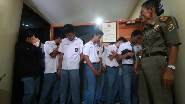 FOTO BREAKING NEWS: Bapol PP Jaring Puluhan Pelajar Nongkrong di Warnet ...
