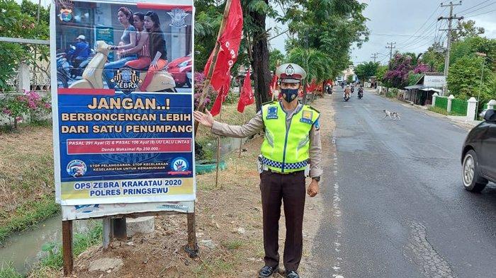 Satlantas Polres Pringsewu Pasang Banner Imbauan Operasi Zebra Krakatau 2020 di Jalinbar ...