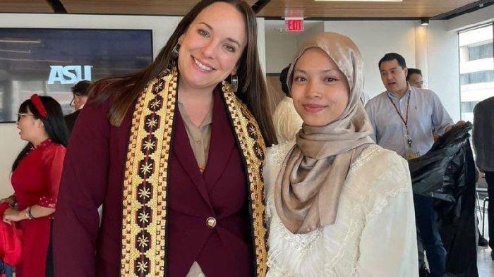 Sekar Kinasih Mahasiswi Universitas Teknokrat Indonesia Serahkan Tapis ...