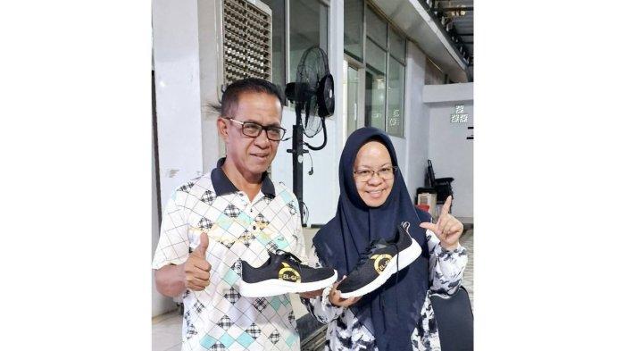 Intip Contoh Sepasang Sepatu yang Dijanjikan Elfianah untuk Dibagikan ...