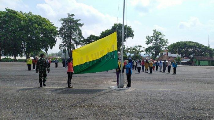 Serka Agus dan dan Serda Amrullah Melatih Para Ibu Tata Cara Pengibaran ...