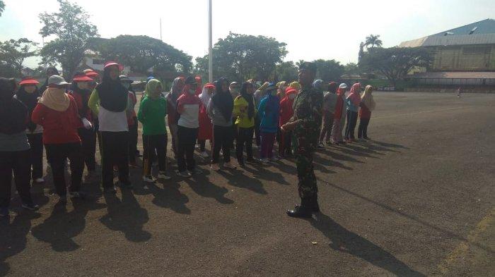 Serka Agus dan Serda Amrullah Latihan Pengibaran Bendera Merah Putih ...