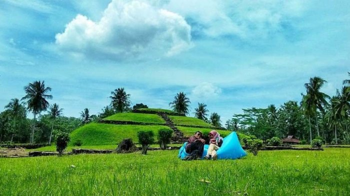Punden Berundak Jadi Tempat Favorit Berfoto di Taman Purbakala Pugung ...