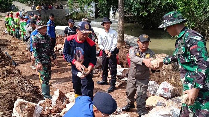 300 Prajurit TNI AD Dikerahkan Bantu Perbaiki Tanggu Jebol di Bandar Lampung - Tribunlampung.co.id