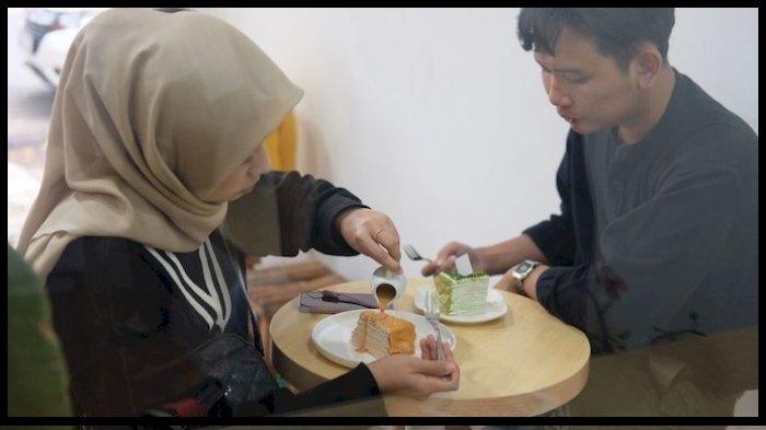 Tempat Wisata di Bandung, Nikmatnya Mille Crepes ala Delchi Patisserie ...
