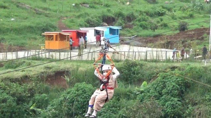 Tempat Wisata di Bandung, Serunya Meluncur Bebas di Flying Fox ...