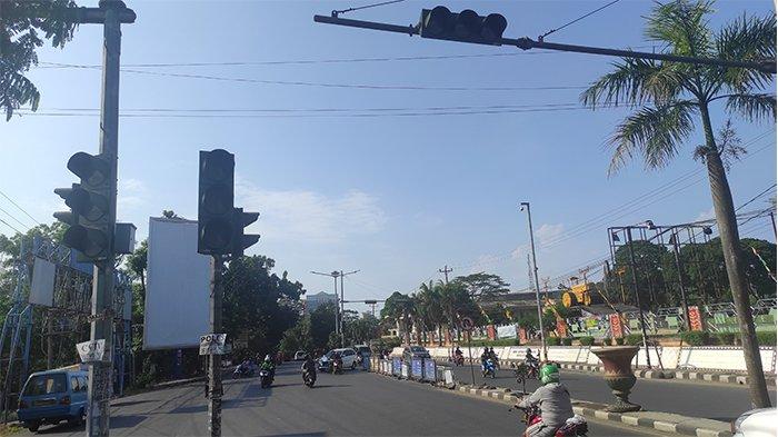 Traffic Light Simpang Terminal Rajabasa Padam, Pengguna Jalan Kalang ...