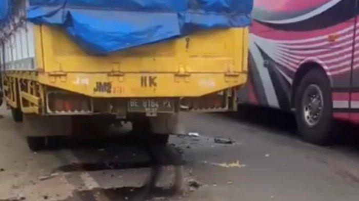 Anggota Satlantas Polres Lampung Utara Evakuasi Kendaraan Innova Kecelakaan di Abung Kunang ...