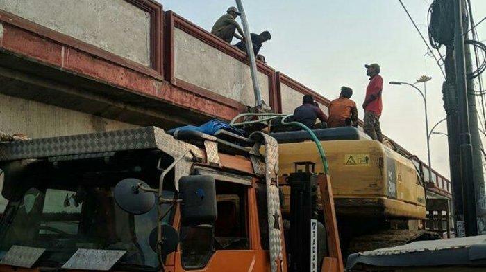 Truk yang Angkut Ekskavator Hantam Cor Penyangga Lampu Flyover Pasar ... Truk yang Angkut Ekskavator Hantam Cor Penyangga Lampu Flyover Pasar ...