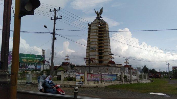 Tambah Ornamen di Tugu Garuda, Winarti Rangkul Tokoh Adat Tuba ...