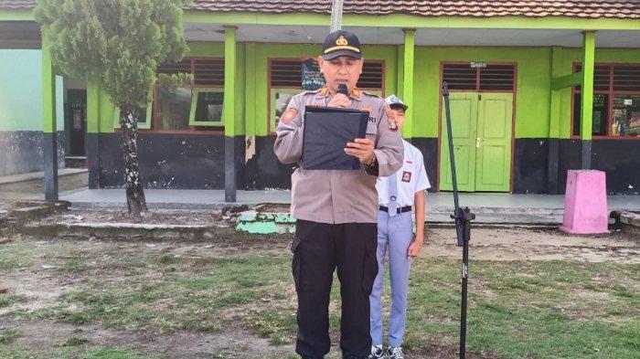 Kapolsek Pesisir Utara Polda Lampung Sambangi SMAN 1 Lemong - Tribunlampung.co.id