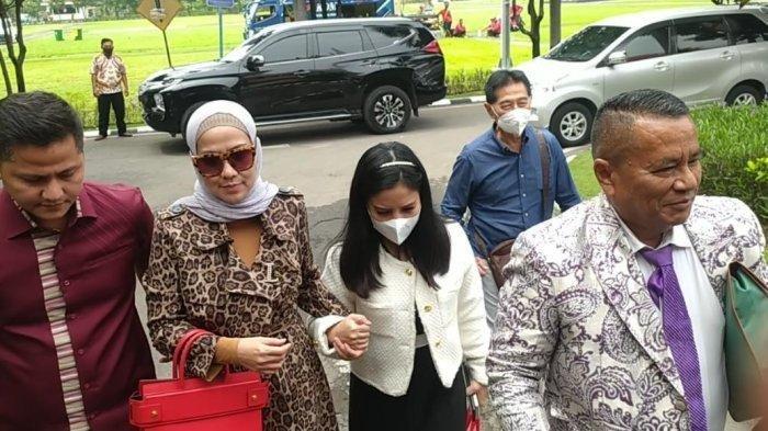 Venna Melinda Serahkan Bukti Visum Luka Hidung dan Rusuk ke Polda Jatim - Tribunlampung.co.id