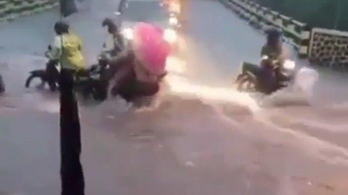 Viral Pengendara Motor Nyaris Hanyut Terbawa Banjir di Malang - Tribunlampung.co.id