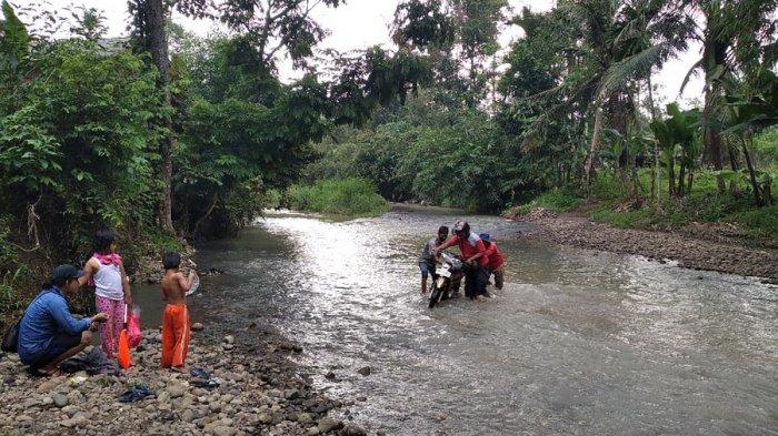 Kisah Warga Bandar Lampung Seberangi Sungai Akibat Jembatan Putus, Jika Arus Deras Anak Tak ...