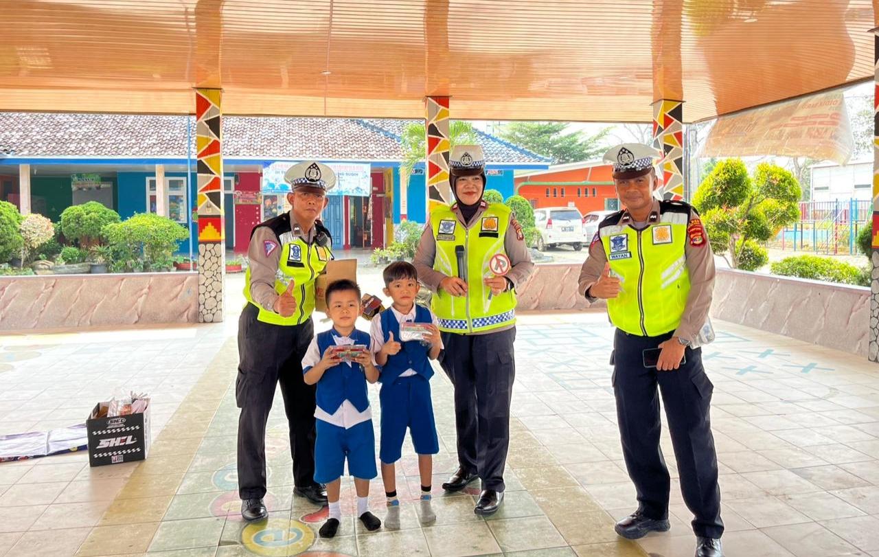 Polsana Sat Lantas Polres Lampung Tengah Polda Lampung Kunjungi TK Pembina Gunung Sugih ...