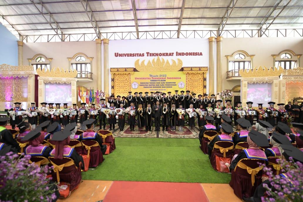 561 Mahasiswa Universitas Teknokrat Indonesia di Wisuda, Lahirkan SDM Unggul Berkarakter ...