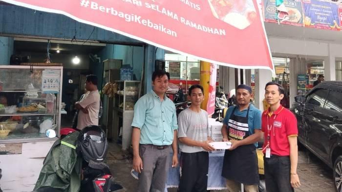 Warteg Gratis Alfamart Kembali Hadir, Bagikan 35.000 Paket Buka Puasa Untuk Duafa - Tribunlombok.com