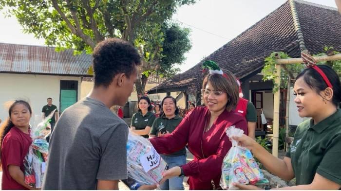Berbagi Sukacita Natal, Aruna Senggigi Kunjungi Panti Asuhan Patmos - Tribunlombok.com