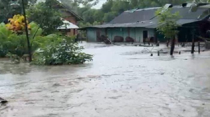 Banjir Bandang Rendam 2 Desa di Sumbawa, 84 Jiwa Terdampak - Tribunlombok.com