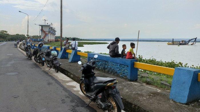 Asyiknya Ngabuburit di Bendungan Batujai, Bendungan Tertua di Pulau ...