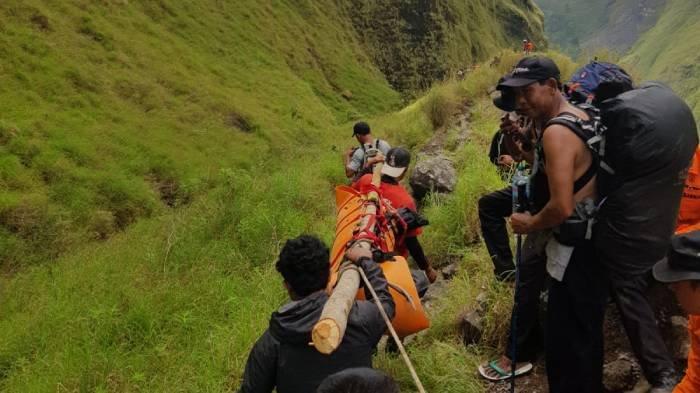 Jasad Pendaki Malaysia yang Jatuh di Rinjani Berhasil Dievakuasi pada Kedalaman 80 Meter ...