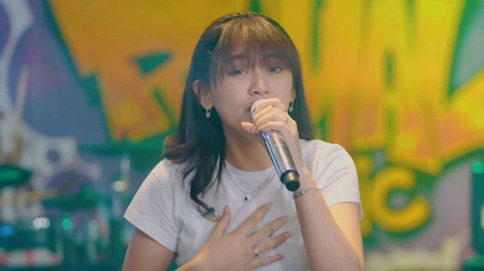Lirik Lagu Sadar Posisi - Happy Asmara, Remuk Atiku Nompo Layang Undangan Rabimu - Tribunlombok.com
