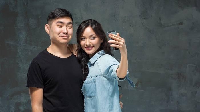 10 Tanda Cowok Naksir Kamu atau Cuma Ramah, Yuk Cari Tahu ...