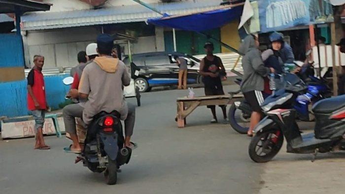 Jukir Tanpa ID Card Palang Jalan Raya dan Tagih Uang Parkir di Pasar ...