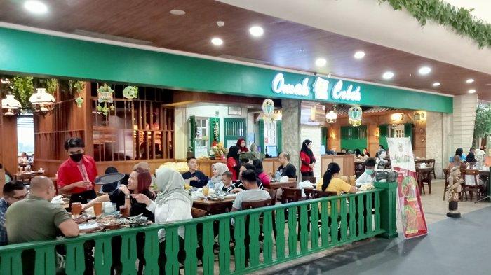 Pengunjung Gerai Makan Lombok Epicentrum Mall Ramai Menjelang Berbuka ...