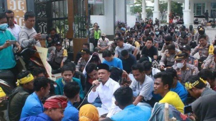 PMII Lombok Tengah Tolak Kenaikan Harga BBM, Berikut 4 Tuntutannya dalam Aksi Damai - Halaman 2 ...