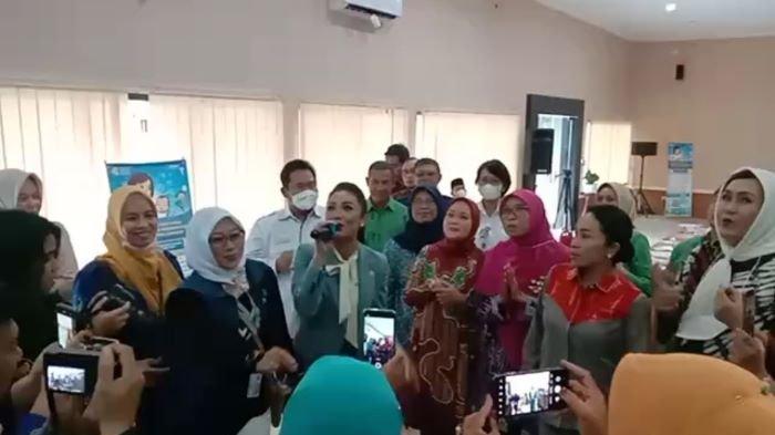 Krisdayanti Nyanyi di Kantor Dikes NTB, Para Pejabat Ikut Bergoyang ... Krisdayanti Nyanyi di Kantor Dikes NTB, Para Pejabat Ikut Bergoyang ...
