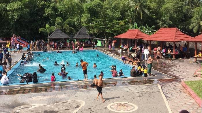 Kolam Embulan Boroq Dewi Anjani, Destinasi Wisata Keluarga Favorit di ...