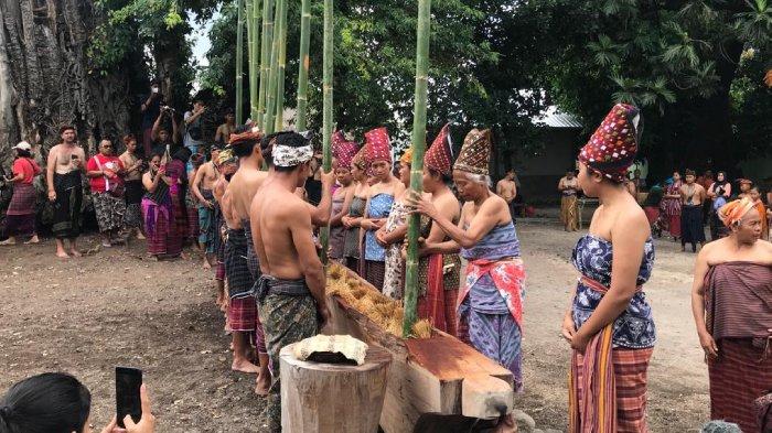 Maulid Adat Bayan: Makna Ritual Menutu Pare atau Menumbuk Padi ...