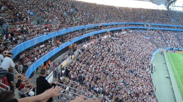 Mengenal Tradisi Mexican Wave di Stadion Sepak Bola - Tribunlombok.com