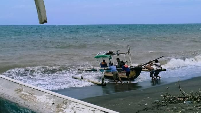 Nelayan Libur Melaut Akibat Cuaca Buruk, Utang Semakin Menumpuk di Bank - Tribunlombok.com