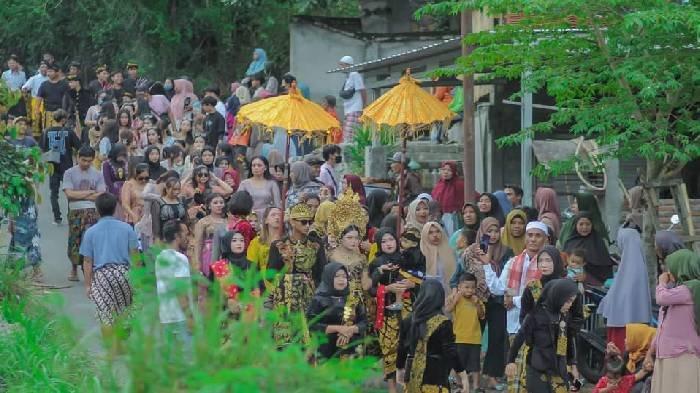 Mengenal Nyongkolan, Rangkaian Tradisi Perkawinan Khas Suku Sasak ...