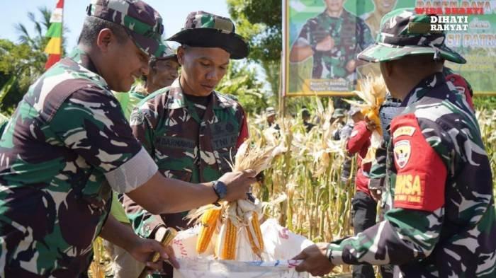 Pangdam IX Udayana Panen Jagung di Lombok Timur, Warga Minta Akses Jalan Tani - Tribunlombok.com