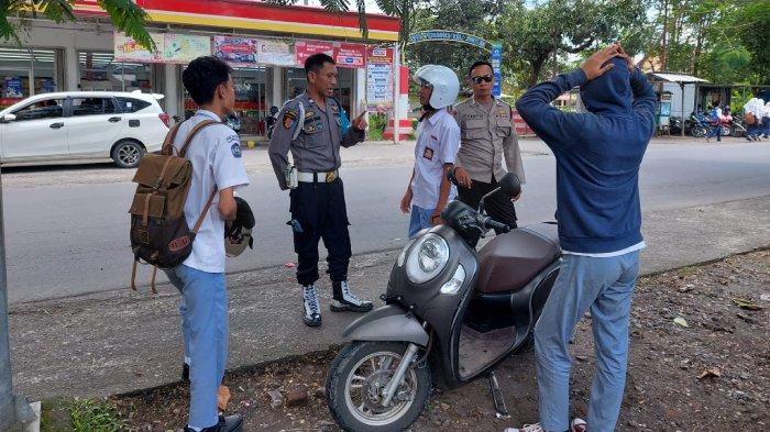 Antisipasi Tawuran Antar Pelajar, Anggota Polsek Praya Patroli saat Jam Pulang Sekolah ...