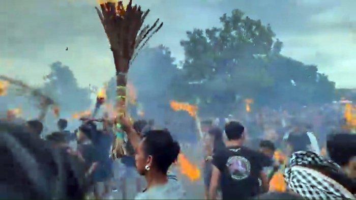 Tradisi Perang Api di Lombok, Simbol Melawan Wabah Penyakit dan Roh ...