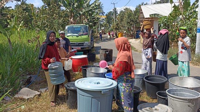 Perumda Tiara Salurkan 8.300 Liter Air untuk Masyarakat Batukliang Lombok Tengah - Tribunlombok.com