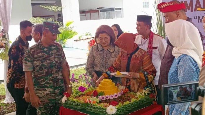 Meski Bulan Puasa, Bu Risma Potong Tumpeng saat Resmikan Rusun, Acara ...