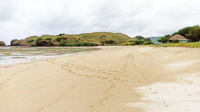 Asyiknya Ngabuburit di Serenting, Pantai Eksotis di Samping Sirkuit ...