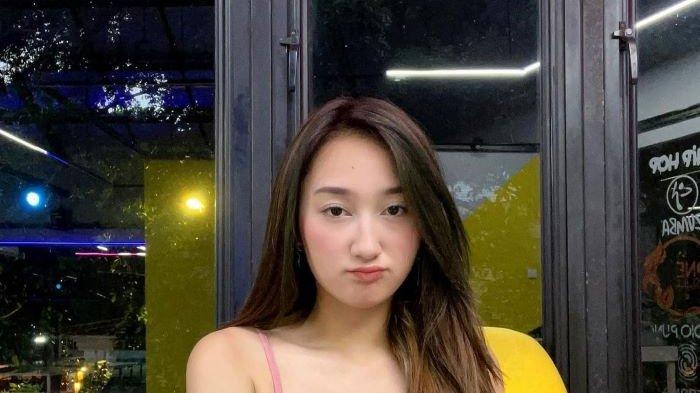 OOTD Sandrina Mayaza, Potret Merah Muda hingga Baju Rajut ...